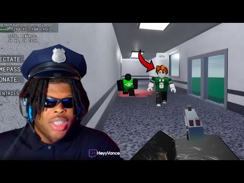 THERES A SH*OTER RUNNING WILD IN THE MALL.. [ROBLOX: RUN, HIDE FIGHT]