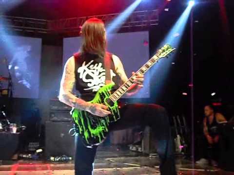 Pierce the Veil - Intro + Hell Above (Live in Manila) - YouTube