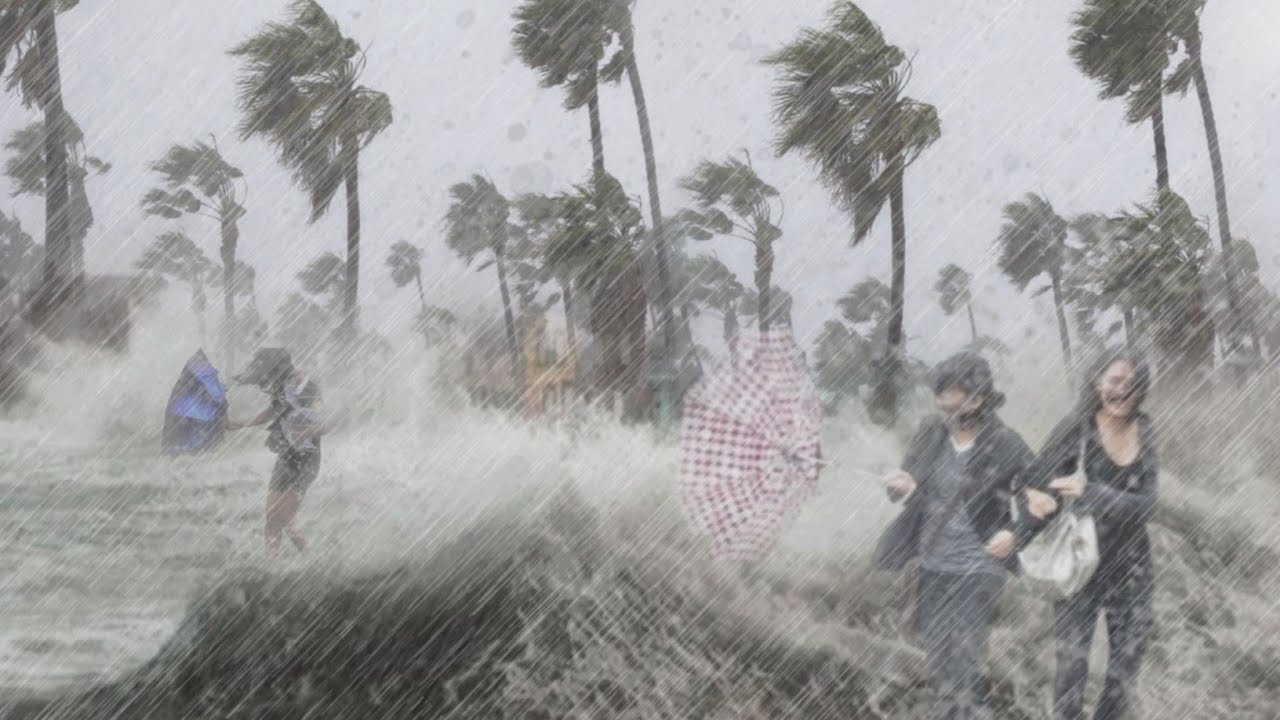 Crazy Storm! The Most Extreme Windstorm Accompanied Lightning ...