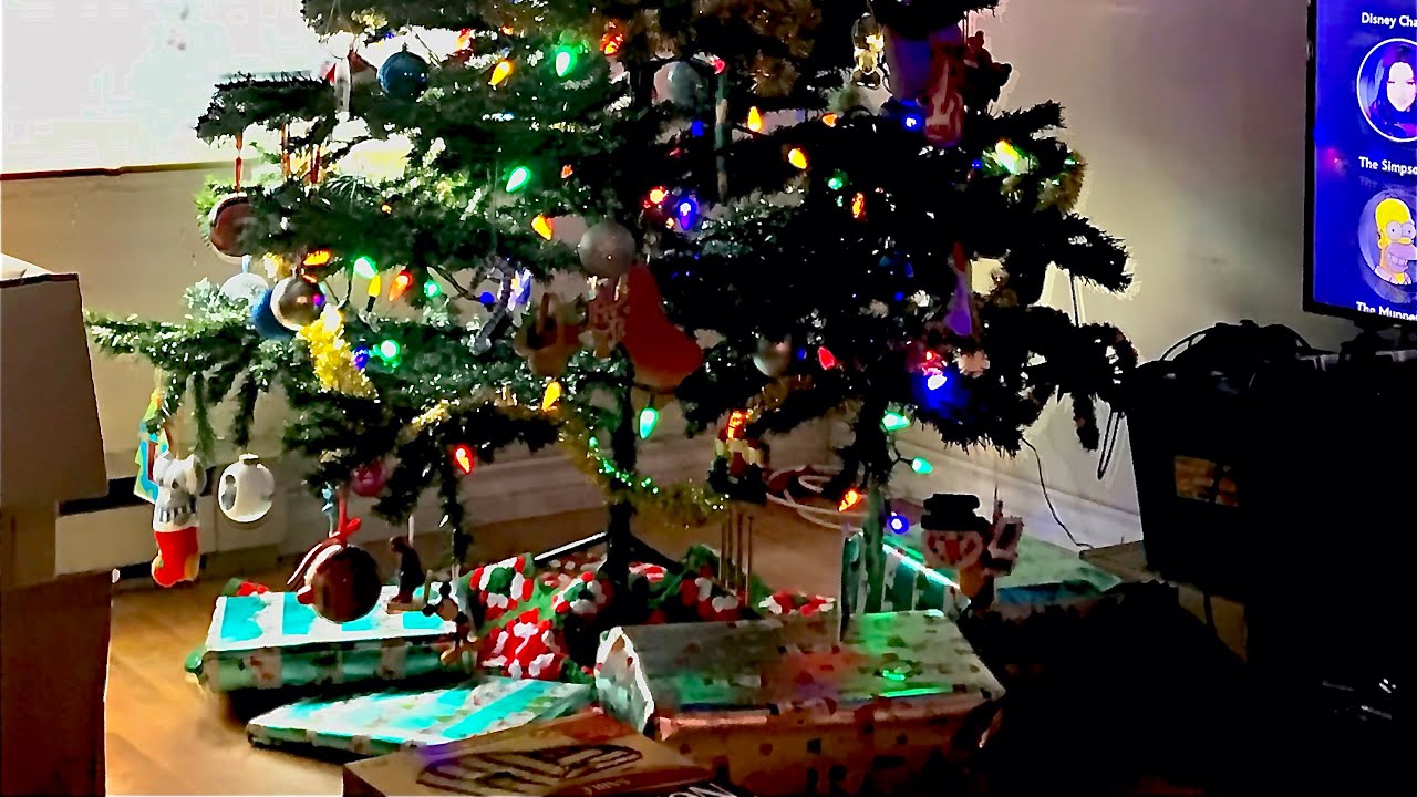 A short montage video of our Christmas tree! Cameraman: Julie, editor ...