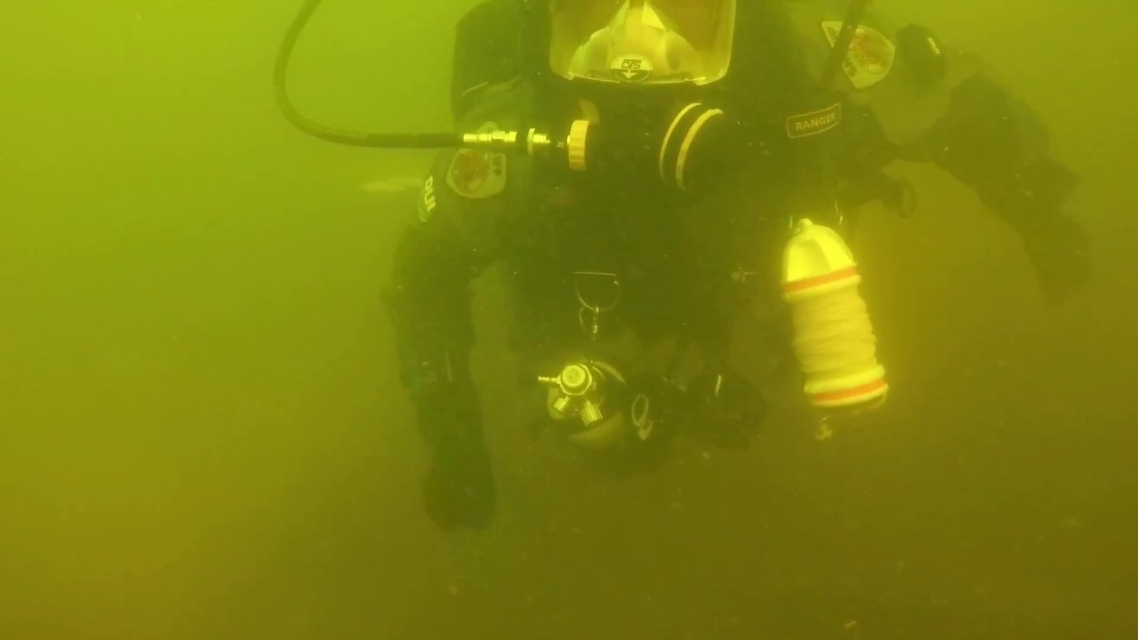 Sheriff’s Office diver doing a dive in low visibility during a public ...