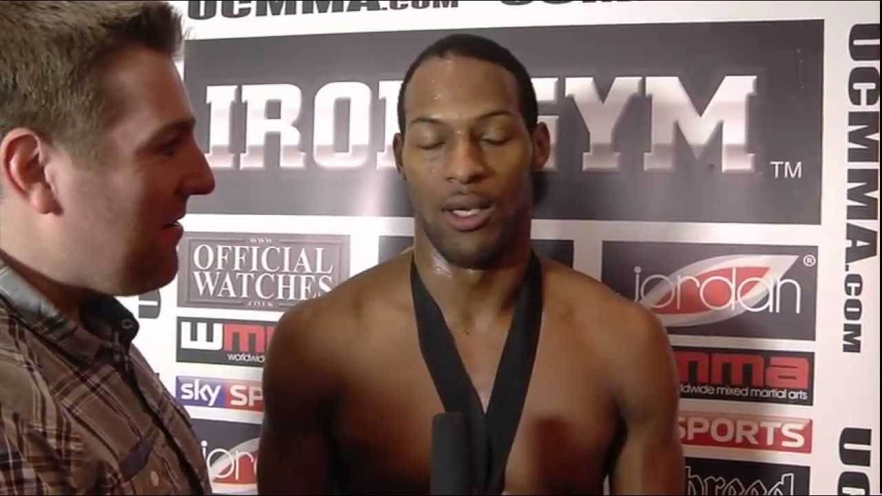 UCMMA32 - Bag N Tag Nathan Jones destroys Umer Kayani! - YouTube