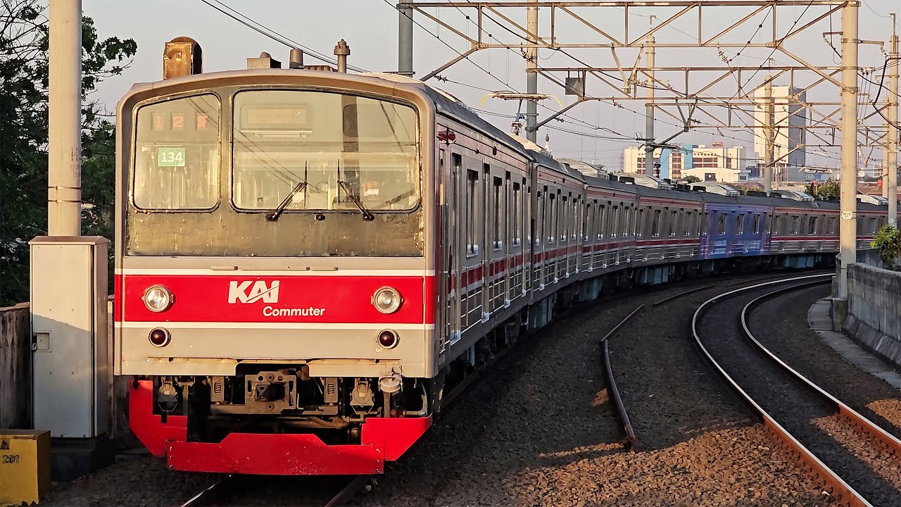 Stasiun Matraman: Kompilasi Kereta dan KRL Commuter Line [4K] | JR 203, JR 205, TM 6000, CC 206 ...