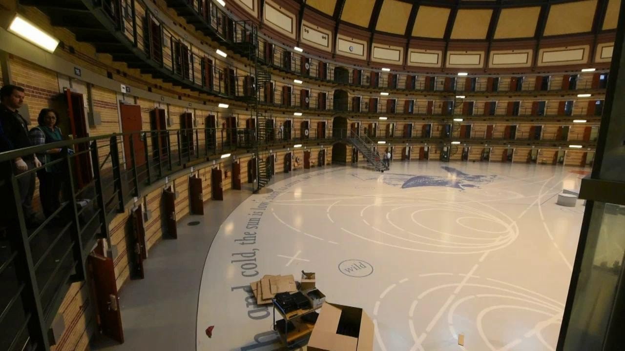 Weer asielcentrum in gevangenis - YouTube