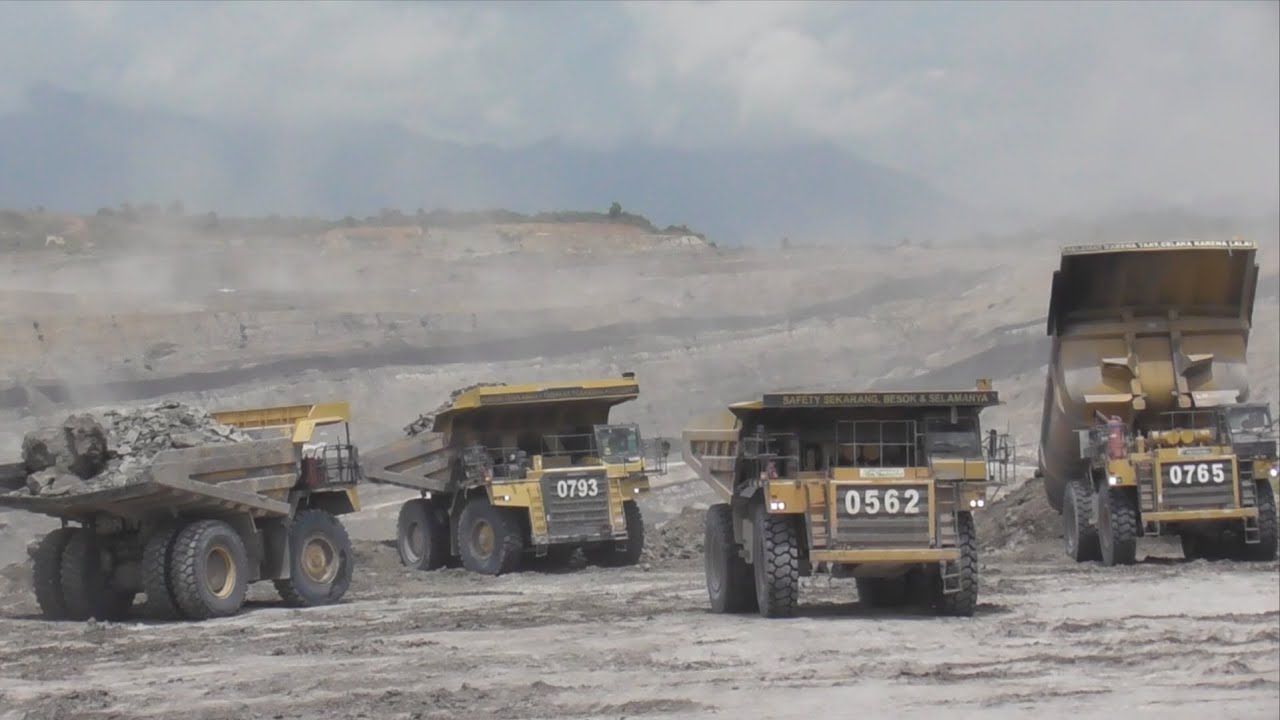 Komatsu HD 785 Dumping in the same Place with OHT 777D Caterpillar # ...