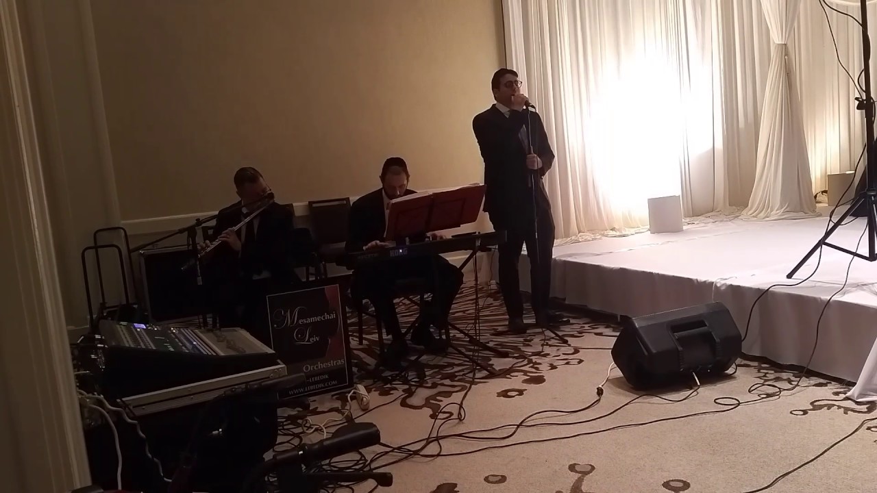 Uri Davidi singing a Chupah in Chicago with Mesamechai Leiv Orchestras ...