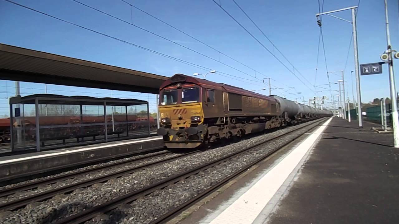 Class 66064 ECR et son train de citernes - YouTube