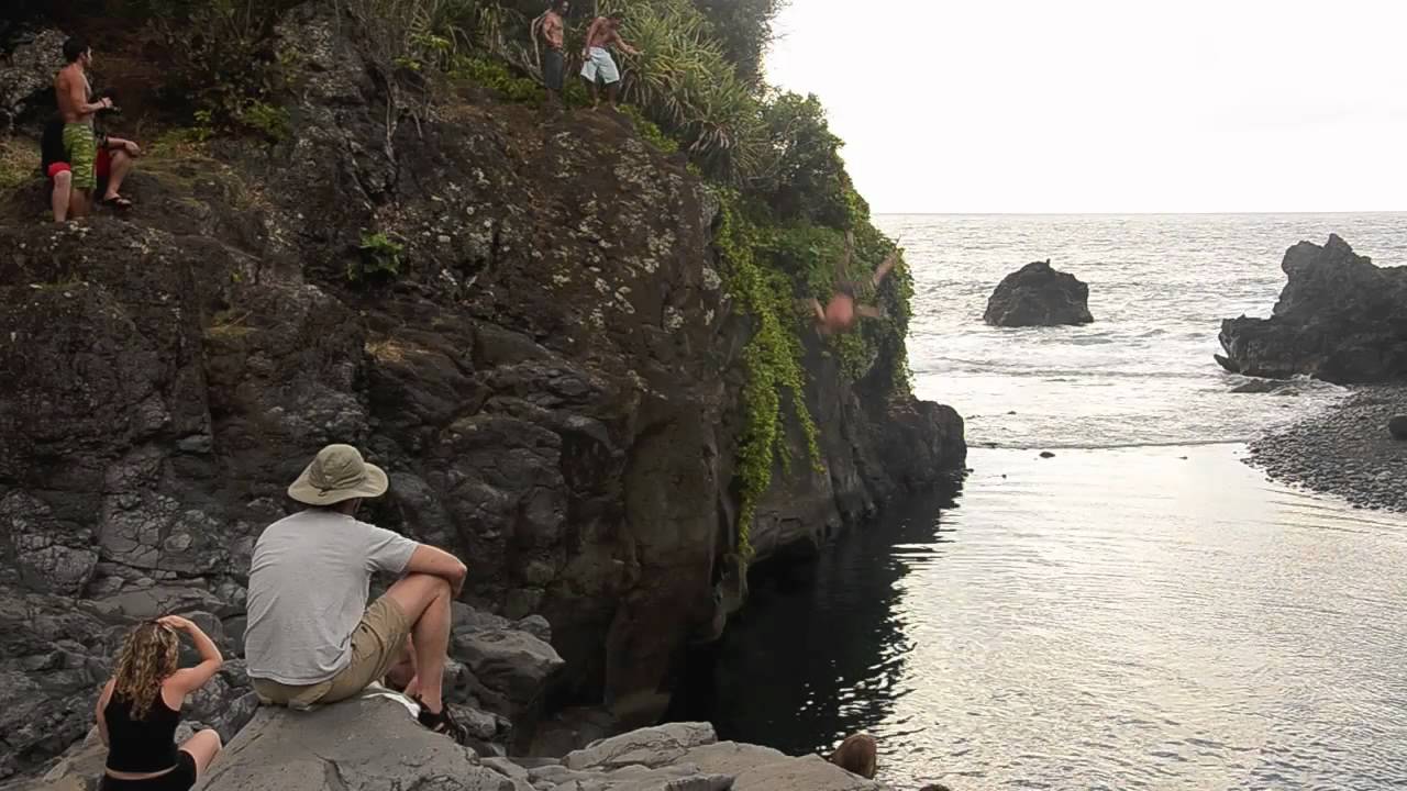 Cliff jumping in maui - YouTube