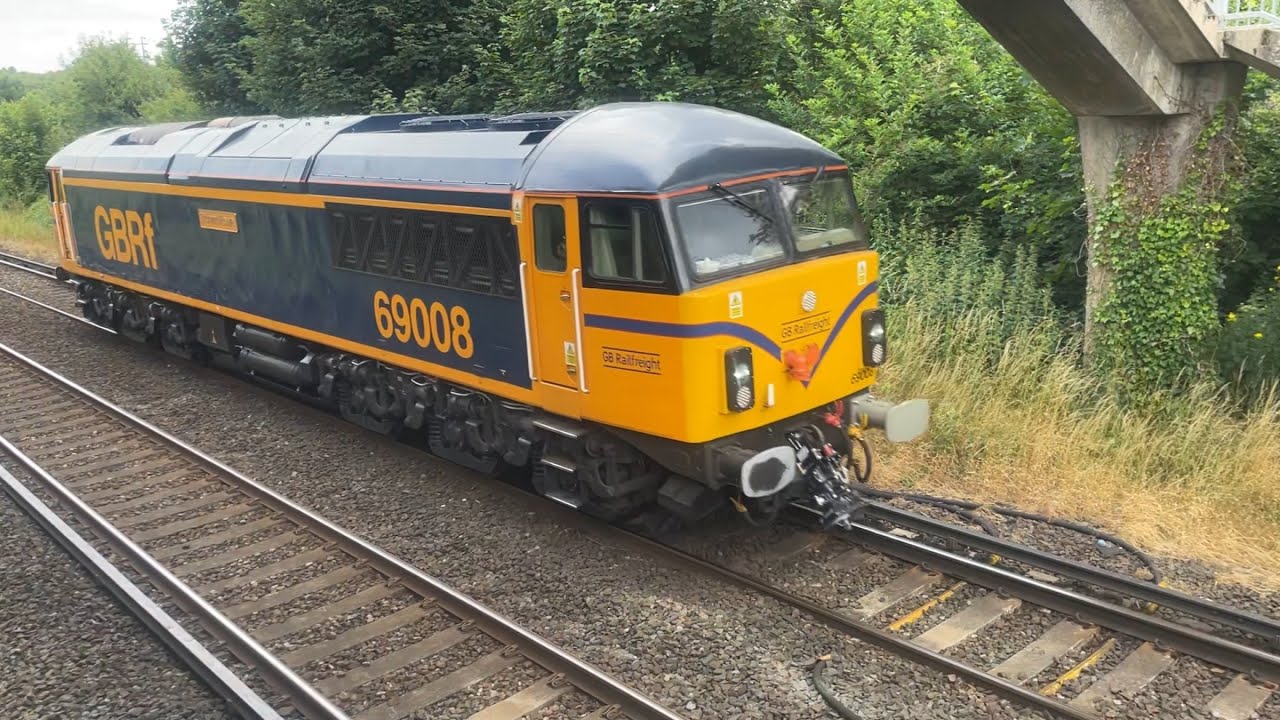 Class 69 | 69008 ‘Richard Howe’ | Light Engine | GB Railfreight - YouTube
