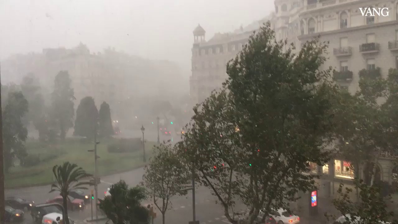Lluvia torrencial en el centro de Barcelona - YouTube