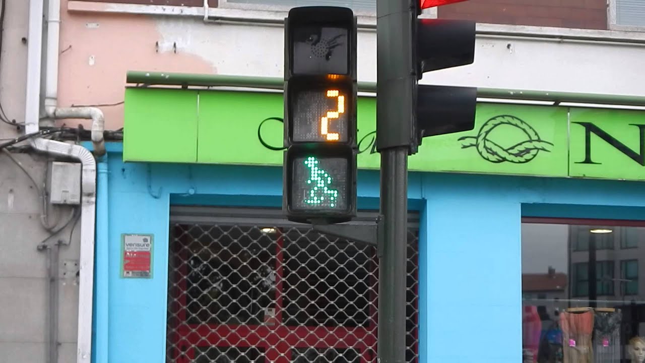 Animated crosswalk signal, Spain - YouTube