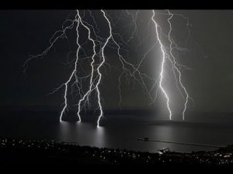 AĞIR ÇEKİM ŞİMŞEK ÇAKMASI