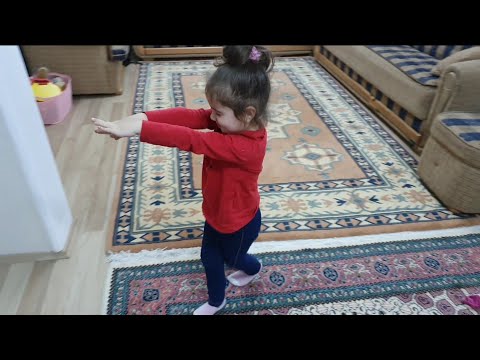 Ela uyurgezer oldu.Uyurken su içti, helva yedi, oyuncaklarıyla oynadı😂Eğlenceli çocuk videosu