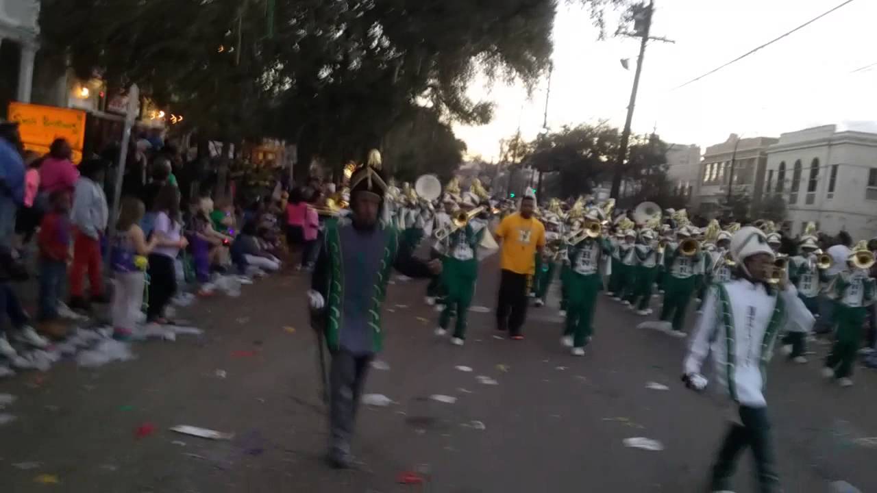 Menard Nelson Marching Band Alla Parade 2015(2) - YouTube
