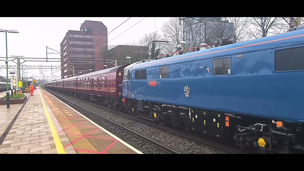 class 86 Peter pan/Less Ross departing Watford Junction - YouTube