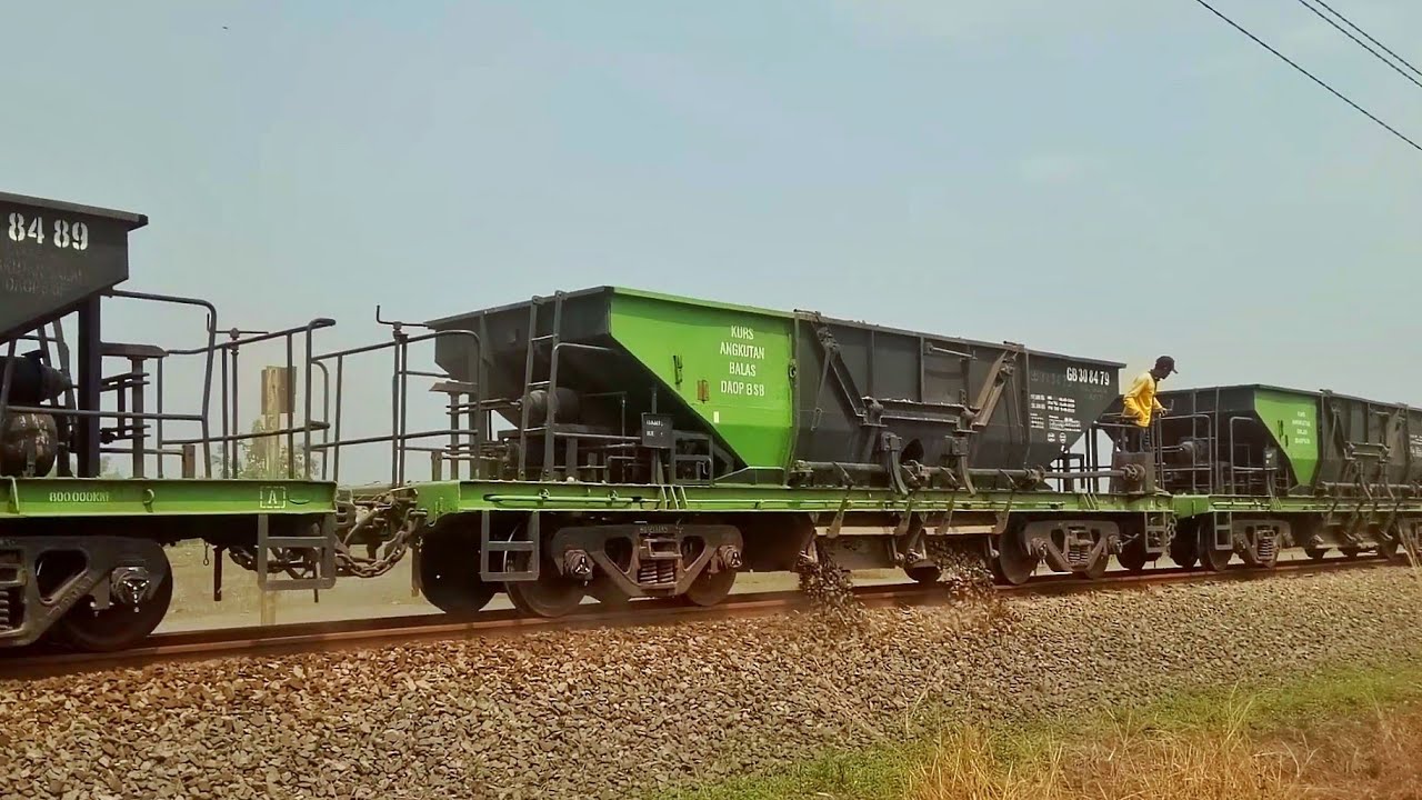 Kereta Api ANGKUTAN BATU BALAS Dan Proses MENEBAR BALAS - YouTube