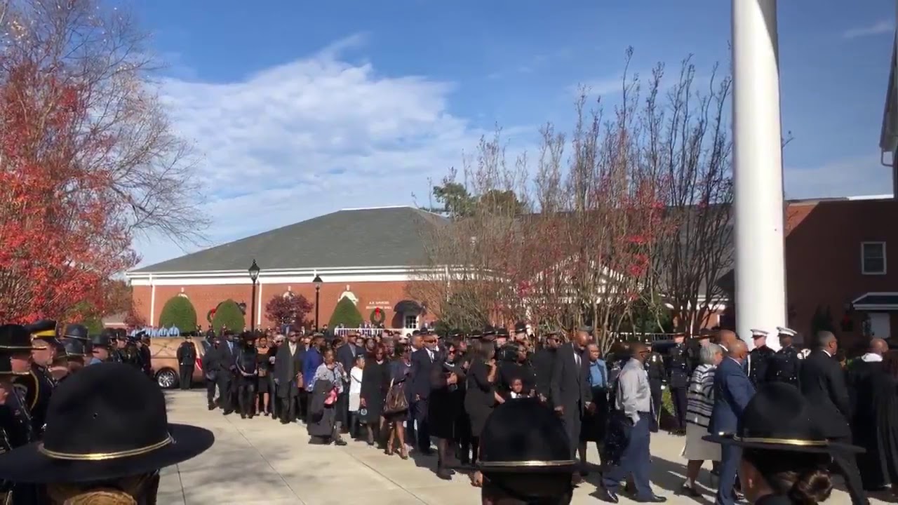 Inv. Ridley's family, friends enter church for service - YouTube