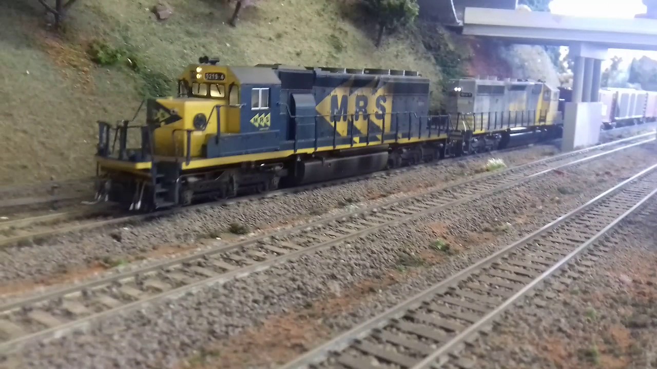 Duplex de SD 40-2 MRS/RFFSA fase II em vagões graneleiros na AMFEC ...