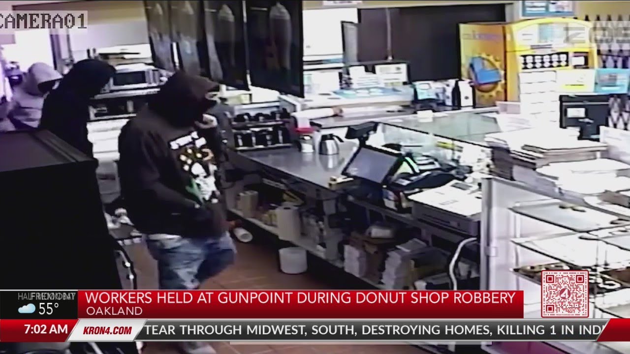 Workers held at gunpoint during armed robbery in Oakland - YouTube