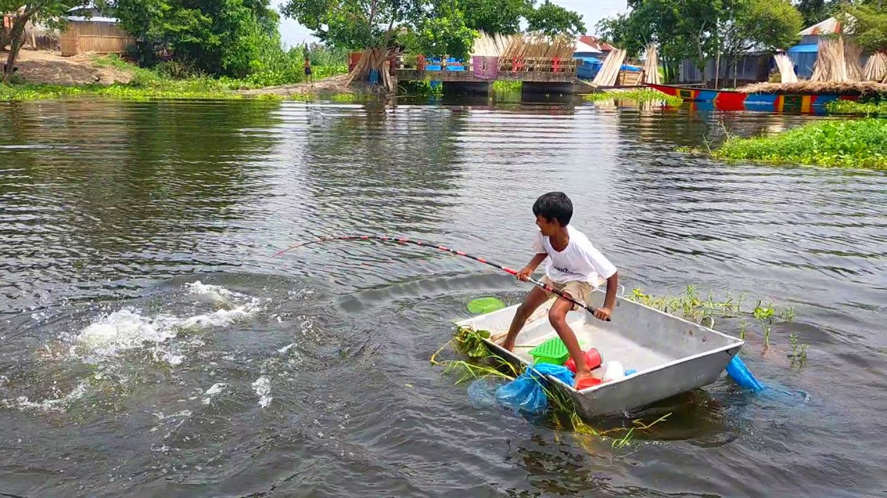 Amazing fish hunting video - A small fish hunter catching fish by hook ...