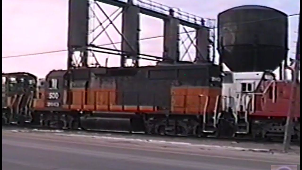 Soo Line freight with new SP GP60s. Crossing malfunction at Wood Dale ...