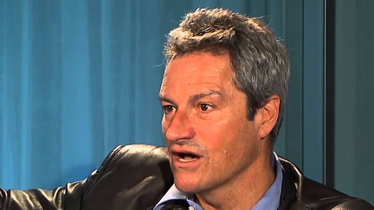 Gavin Esler: 'A good leader needs a good story' - YouTube