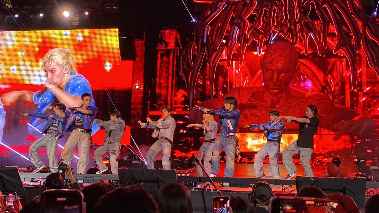 Stray Kids - GIANT @ Sofi Stadium (6-1-25) - YouTube