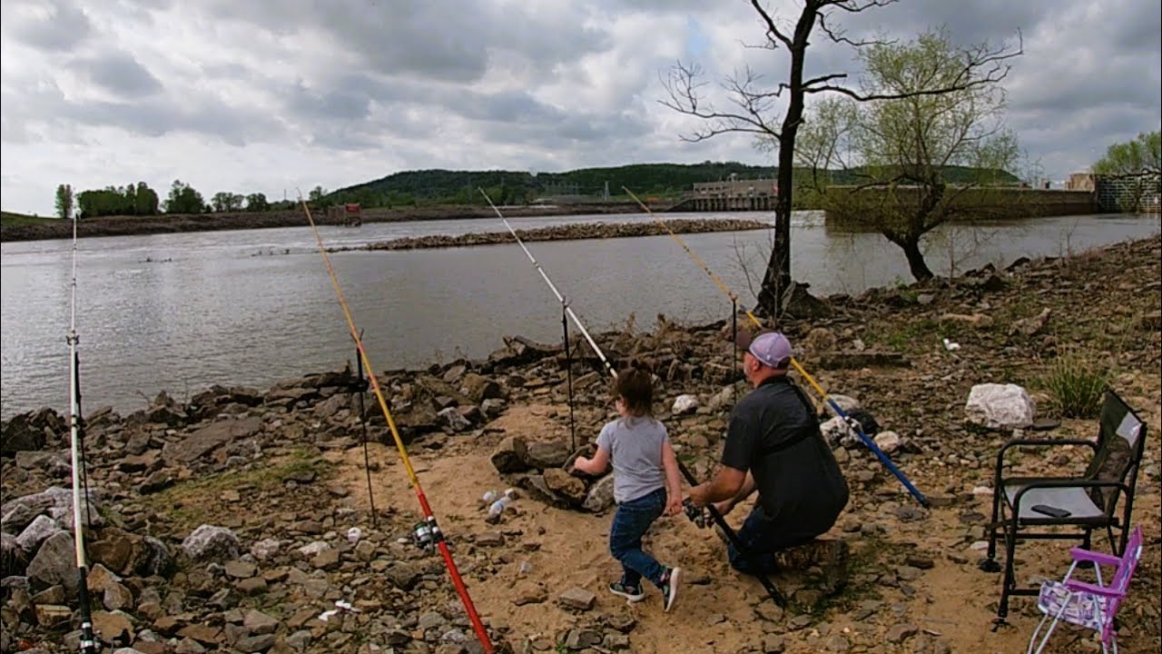 Arkansas river fishing below lock and dam 15 - YouTube