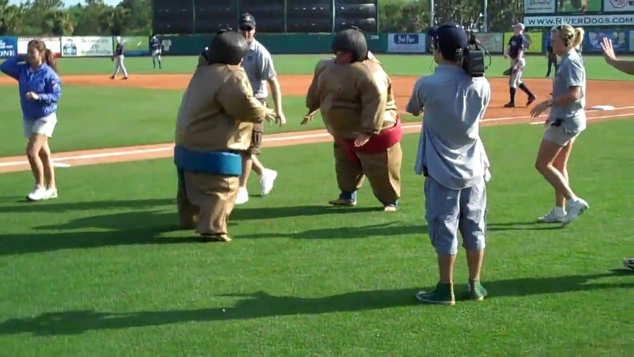 Sumo at The Joe The Piz vs The Voluptuous Vixen .mp4 - YouTube