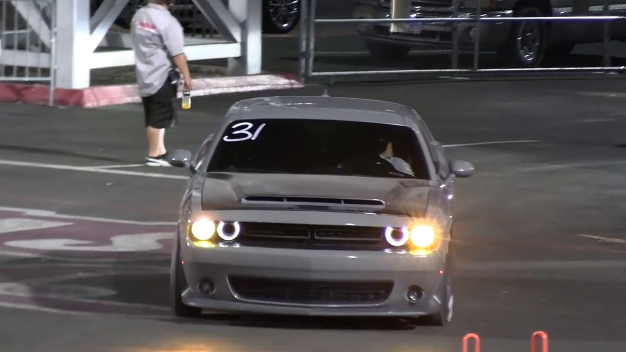 Nissan Gtr vs Dodge Challenger srt - YouTube