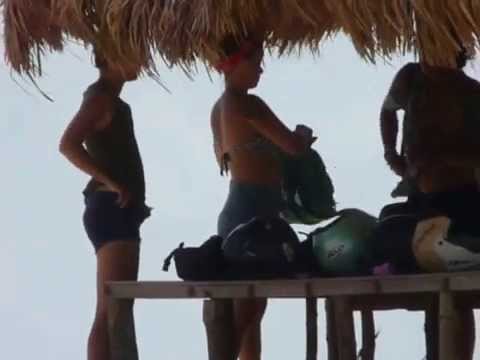 bule ganti baju dipantai krakal