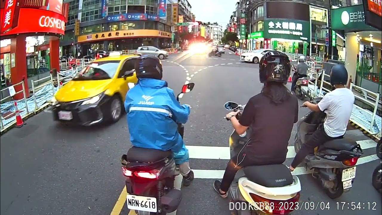 路上最討厭遇到開遠光的車輛 停個百秒紅燈超痛苦 然後發現前面機車痛苦到開遠燈反擊的樣子20230904台灣交通日常行車紀錄car Driving In Taiwan台湾での車の運転