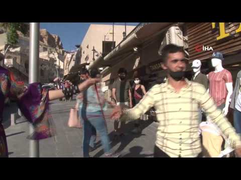 Ayakkabı Bağcıkları İle Sosyal Mesafe Oluşturup Halay Çektiler