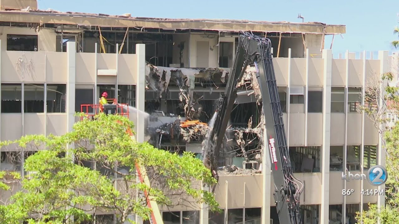 University of Hawaii begins demolishing Snyder Hall - YouTube