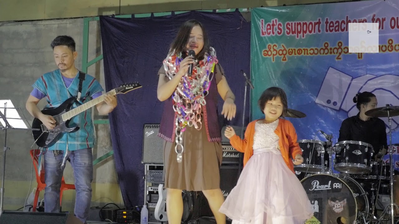 Karen Song : Hser Paw Shee Hel & her daughter on stage - YouTube