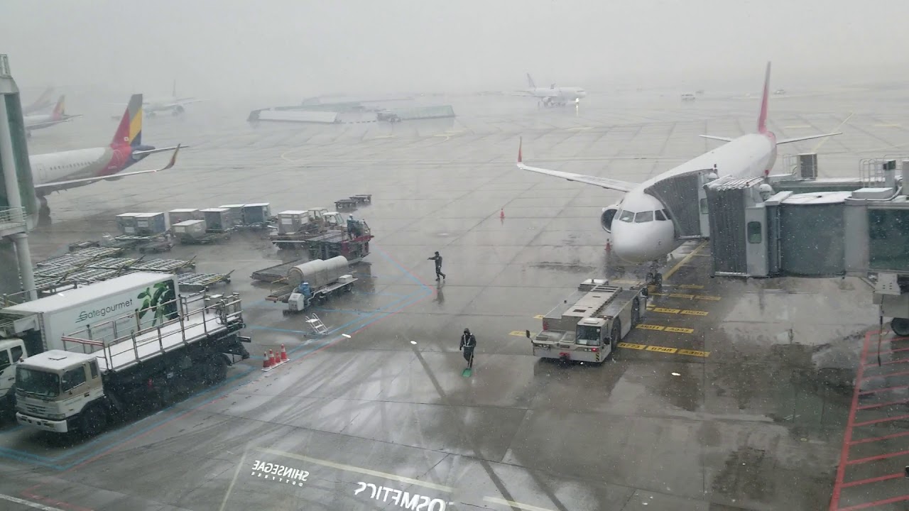 Snowing at Incheon International Airport in South Korea. Video 2 (2/19 ...