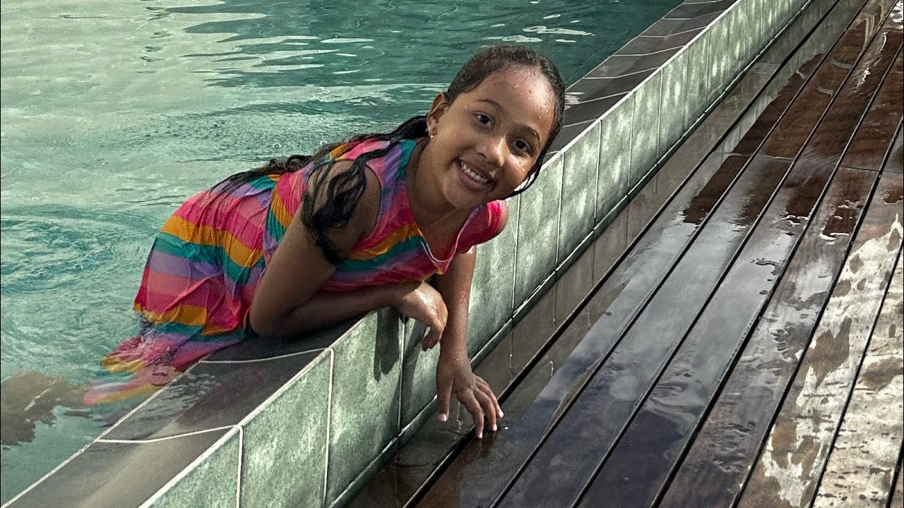 Nadando na piscina da Tia Rê - YouTube