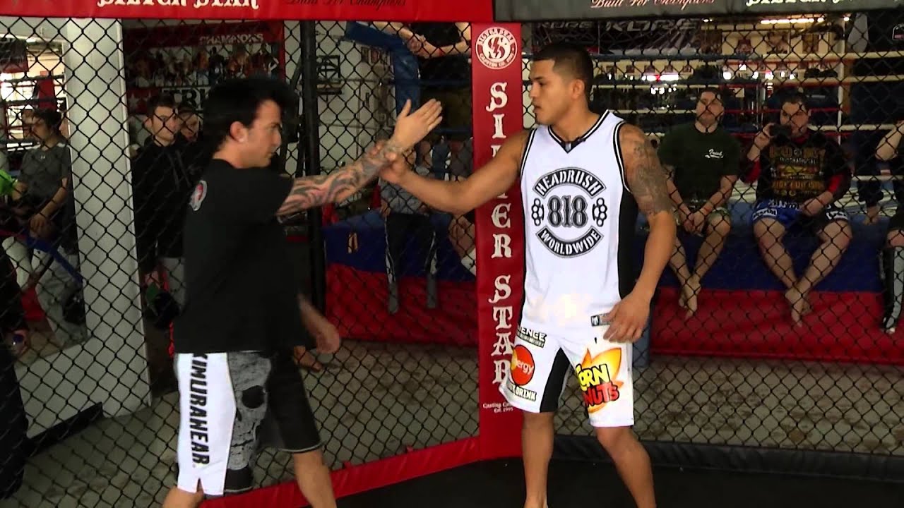 Anthony Pettis Teaches The Showtime Kick! - YouTube