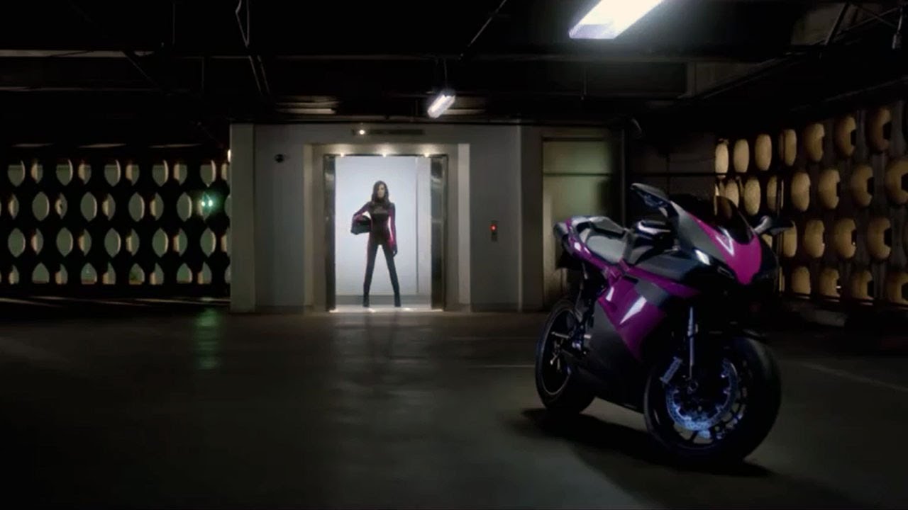 Lady Rider (Carly Foulkes - spot T-Mobile) - YouTube