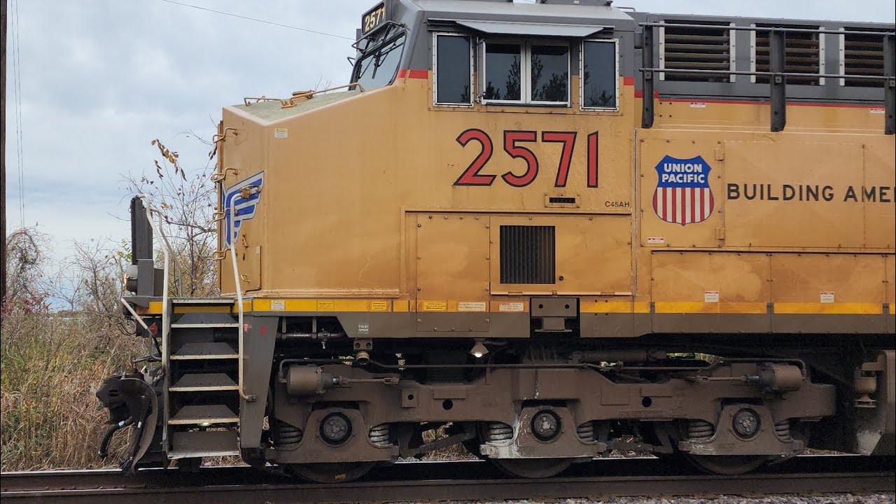 THIS MEGA TRAIN NEEDS A CREW! 7 trains, K5LLA horns, meets, BNSF leader ...