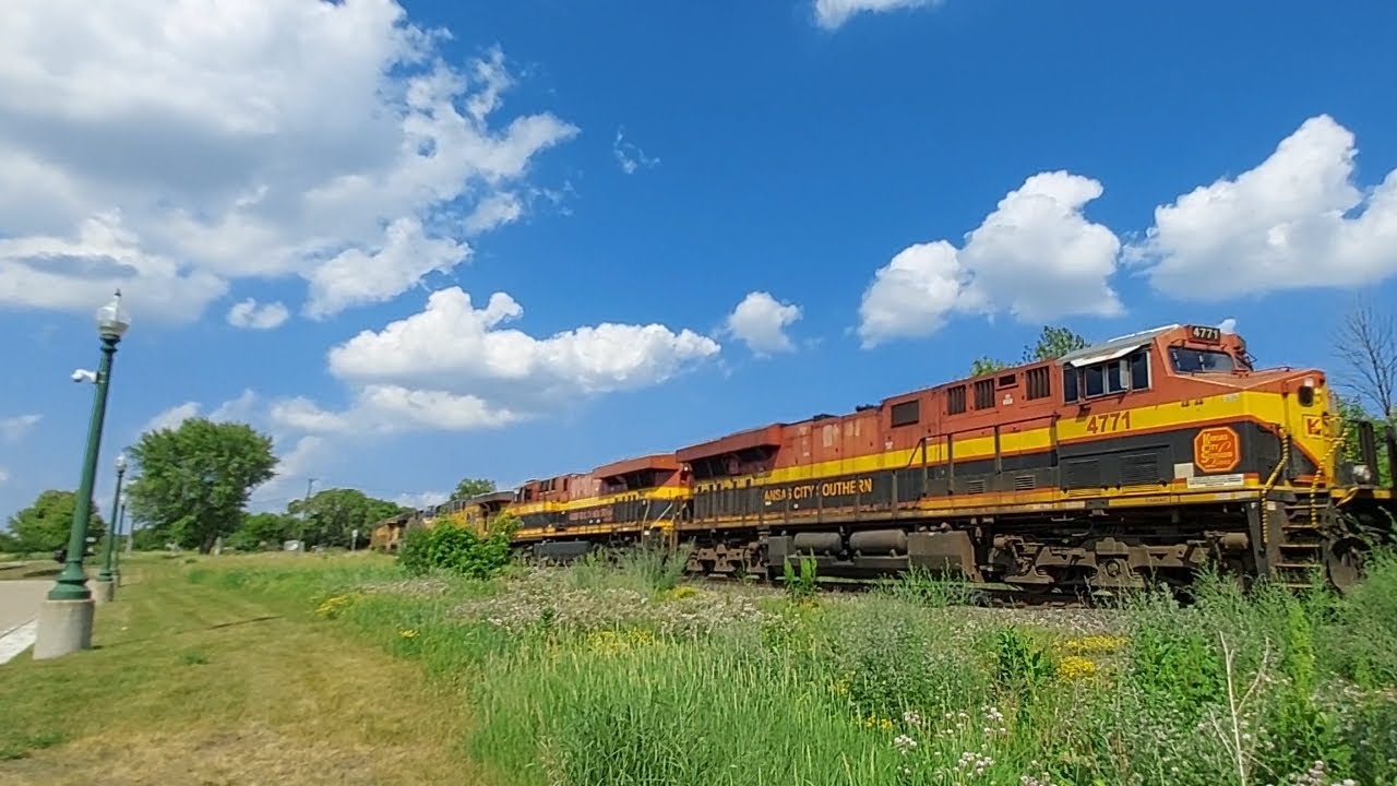 Union Pacific Northbound Manifest w/ two KCS ES44AC's Rosemount ...