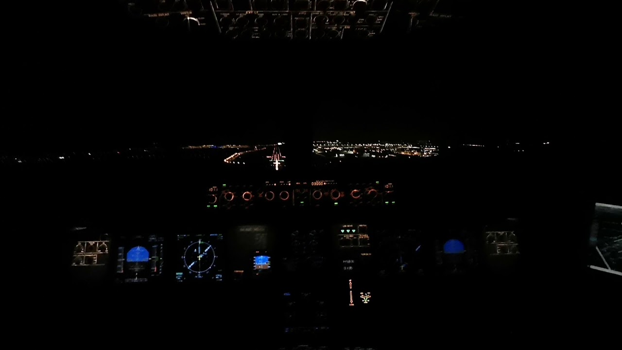 A320 Cockpit Night Landing at KUL/WMKK RUNWAY 32L - YouTube
