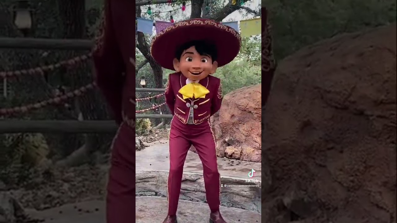 You make me un poco loco! #Pixar #Coco #Shorts - YouTube