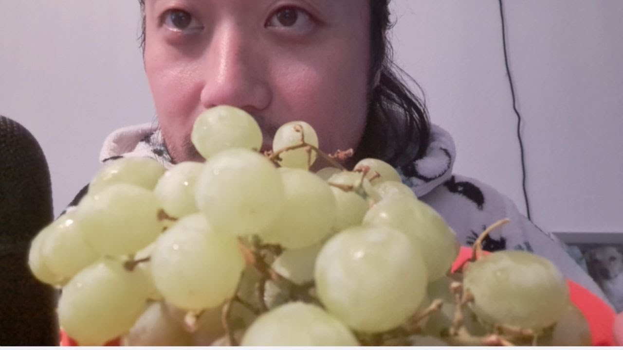 ASMR EATING SOUNDS - WHITE GRAPES - YouTube