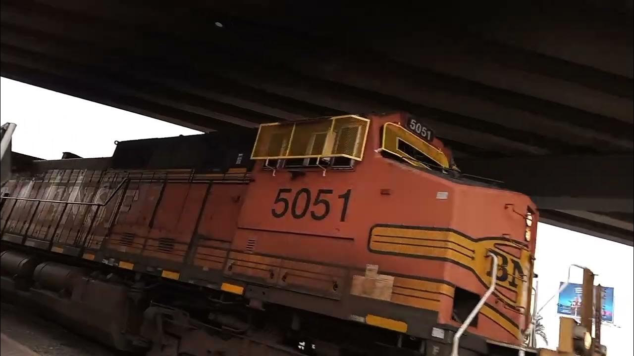 así llega a irapuato un carrusel al mando de la bnsf 5051 por ello nos vamos a seguirlo 😃 CLBJZ ...