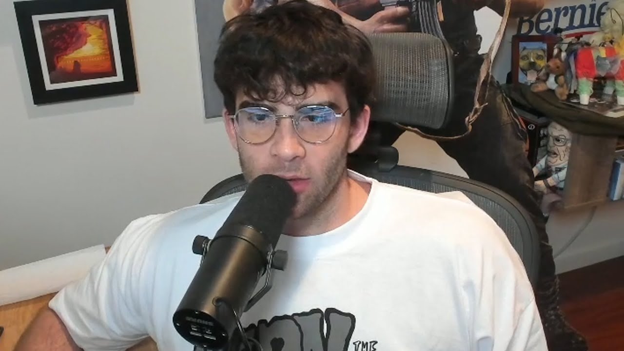 Hasan gets mesmerized by Soda's streaming setup - YouTube