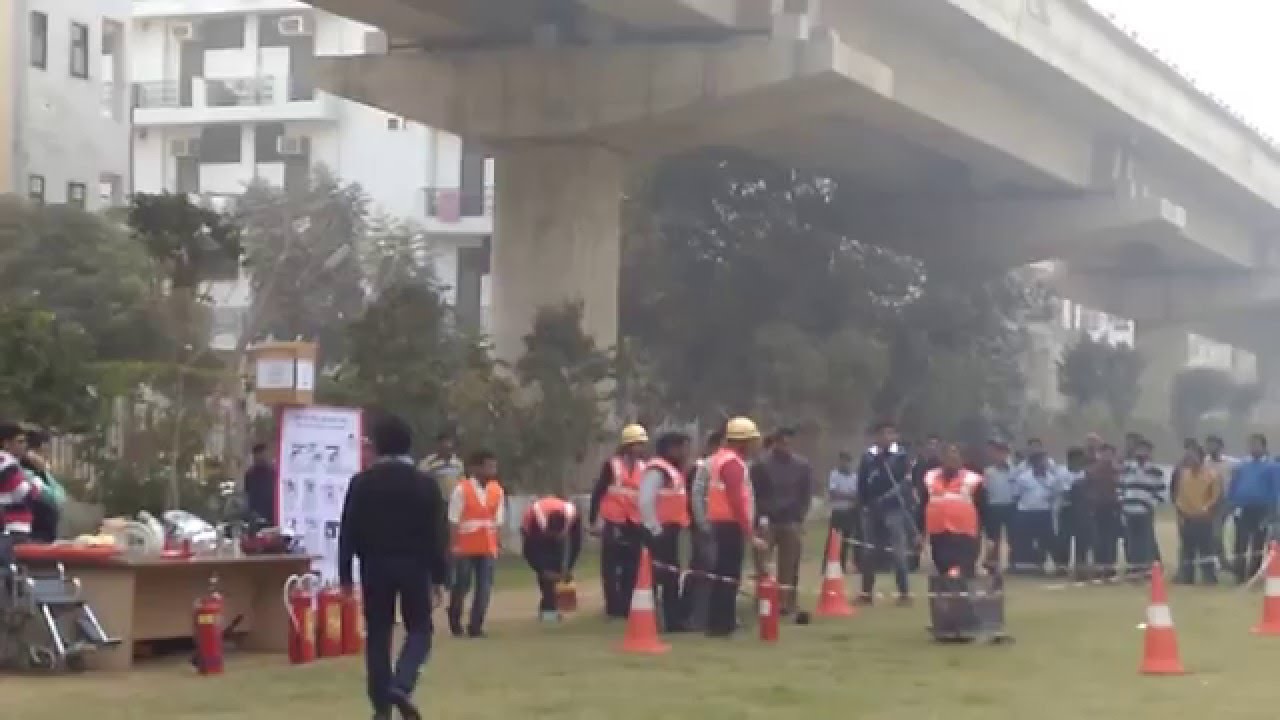 How to use fire extinguisher demonstrated at DLF mock fire drill - YouTube