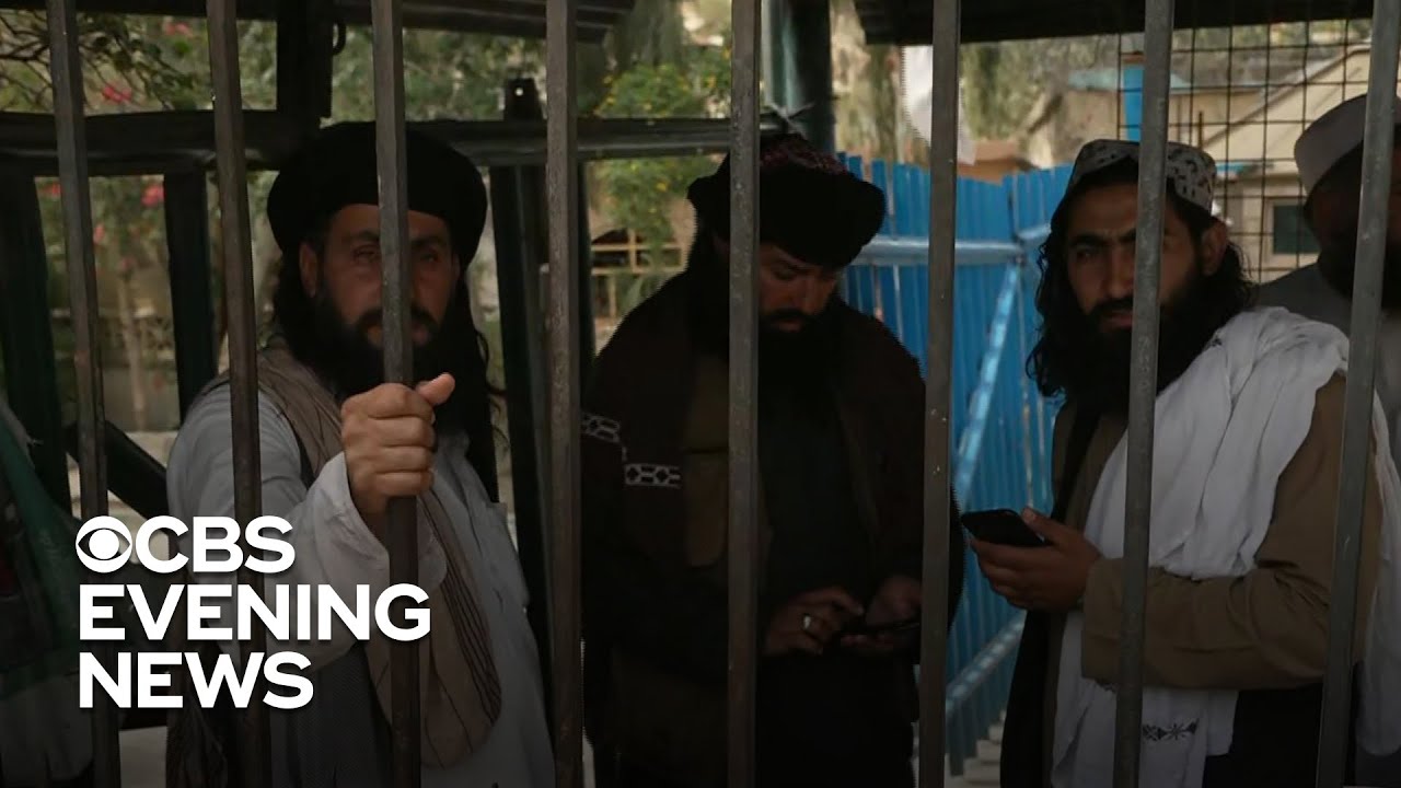 Afghans flee to Pakistan to escape Taliban rule - YouTube