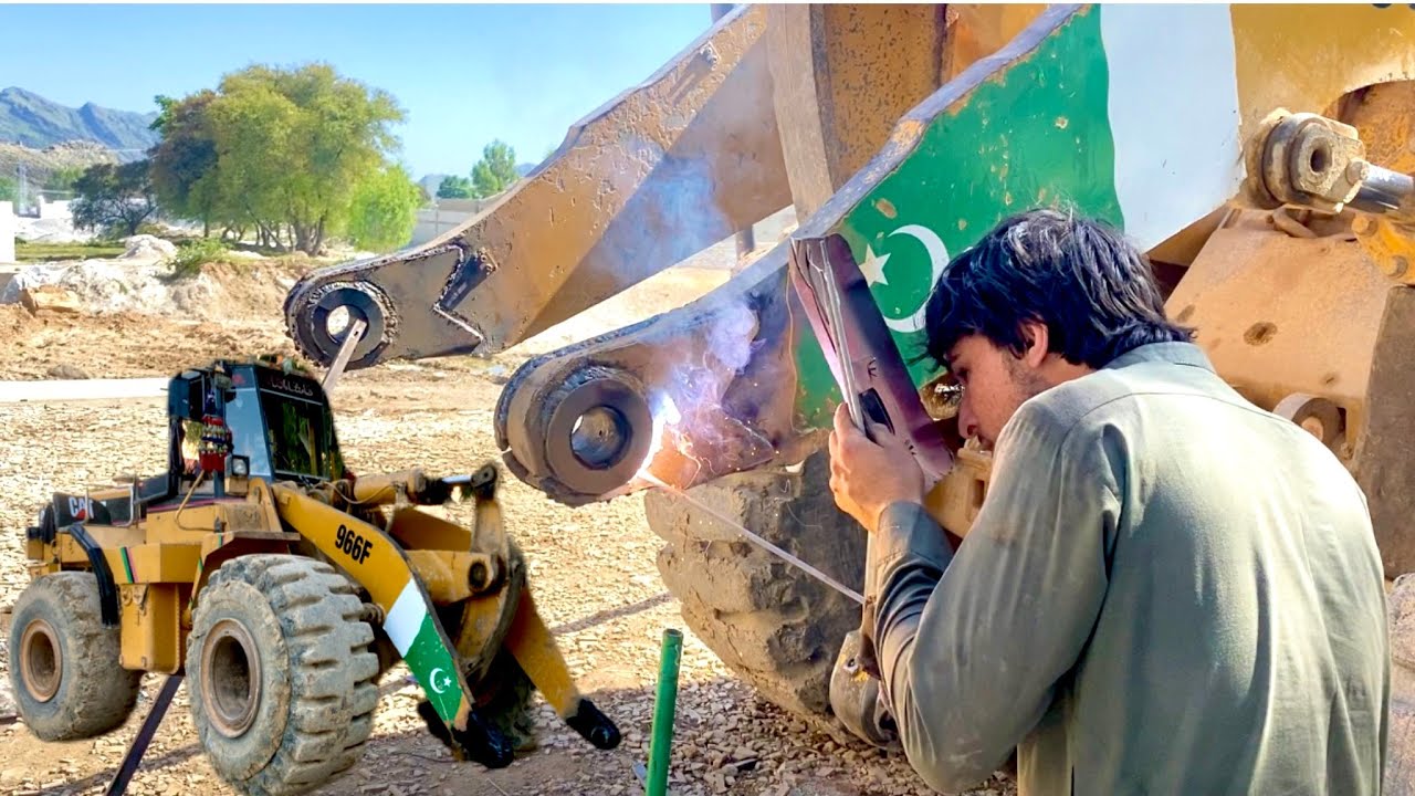 How to Repair a Broken F966 Loader Boom Damage Remaking In The Local ...