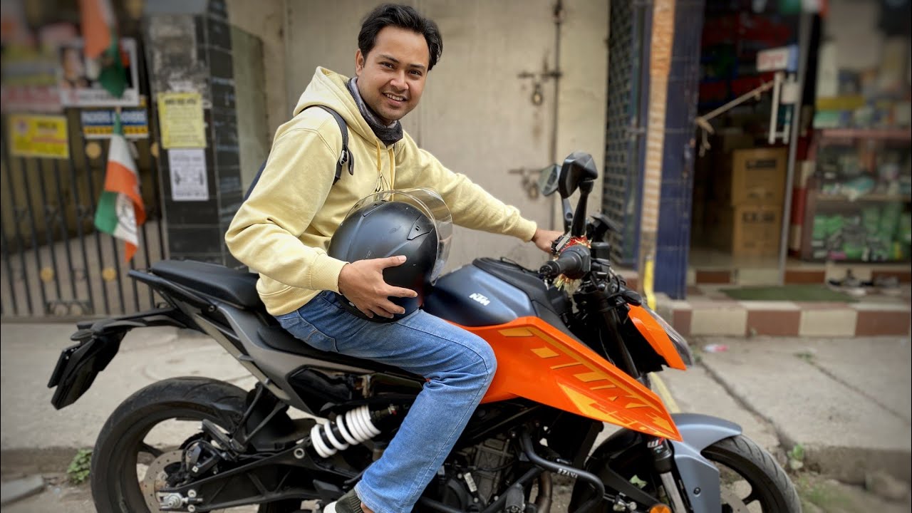 Duke 250 pocket size rocket first ride impression - YouTube